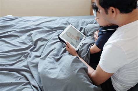 Pai E Filho Doente Sentados Na Cama Tablet Digital E Pediatra Videochamada Para Pedir