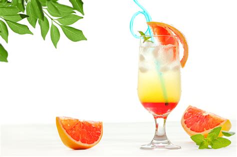 오렌지와 파인애플의 열대 주스 두 층이 바다를 배경으로 테이블에 놓여 있습니다 0명에 대한 스톡 사진 및 기타 이미지 0명 감귤류 과일 과일 Istock