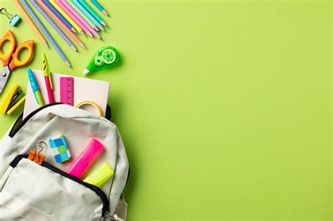 学校のコンセプトに戻る緑の背景に平らなレイコンポジションとバックパックと学校の文房具 道具類のストックフォトや画像を多数ご用意 道具類