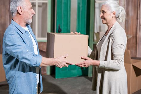 골 판지 상자를 들고와 서로 웃 고 행복 한 수석 커플의 모습 남자에 대한 스톡 사진 및 기타 이미지 남자 남편 노인 Istock