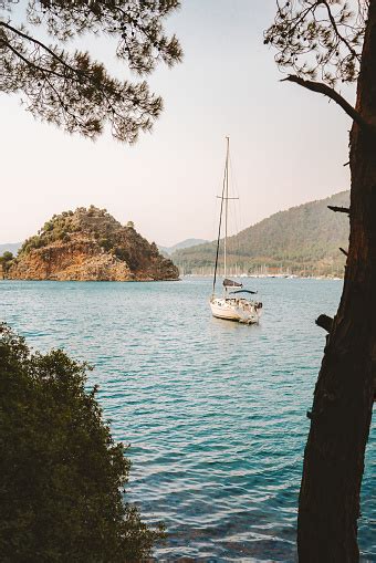 아름다운 베이에서 요트 에게해 바다 여행 터키 세일링 보트 여름 휴가 요트 항해 Orhaniye Marmaris 0명에 대한