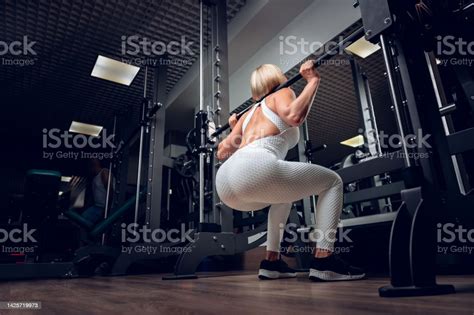 체육관에서 쪼그리고 앉는 운동을하는 중년 피트니스 여성 여자에 대한 스톡 사진 및 기타 이미지 여자 한 명의 여자만 무게 Istock