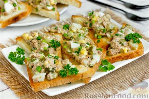 Рецепт Гренки с тунцом яйцами и маринованными огурцами на