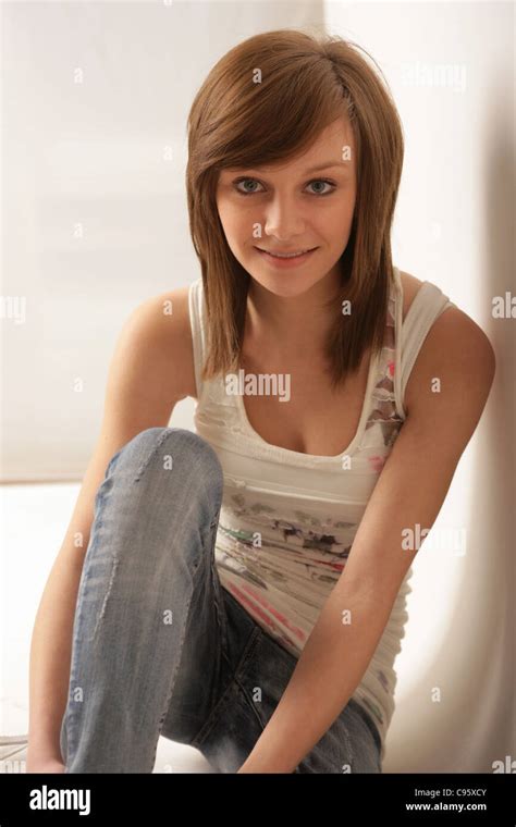 Jeune Fille Très Mince 17 Ans Banque De Photographies Et Dimages à