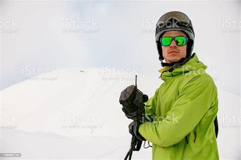 선글라스와 스키 헬멧을 쓴 남자가 흰 눈의 배경에 맞서 무전기를 손에 들고 있다 인물 사진에 대한 스톡 사진 및 기타 이미지 인물 사진 전경 하이킹 Istock