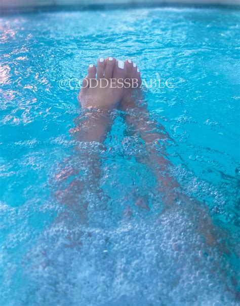 𝐆𝐨𝐝𝐝𝐞𝐬𝐬 𝐂 ♕ 🍑 On Twitter Rt Goddessbabec I Love Lounging At My
