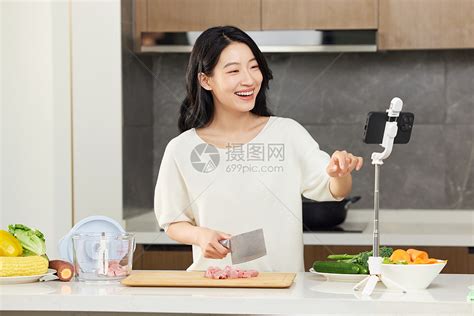 直播做饭的女人高清图片下载 正版图片507714416 摄图网