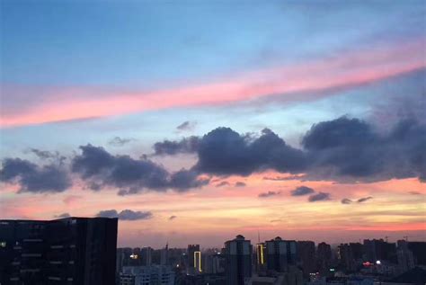 组合恒等式在数论中的应用