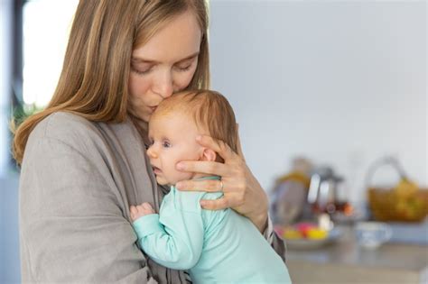 Nouvelle Maman Caresse Et Embrasse Bébé Photo Gratuite