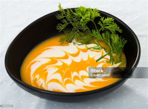 생강 루트올리브 오일에 구운 호박 퓌 레 호박 수프 요리법 야채 국물과 함께 믹서 기에이 겼 다 마늘과 생강 Whisked
