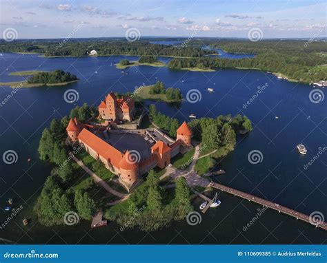 Castillo De La Isla De Trakai En Trakai Lituania Silueta Del Hombre De