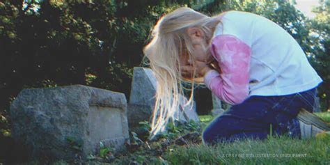 La petite fille craignant que sa sœur jumelle décédée soit seule apporte son jouet préféré sur