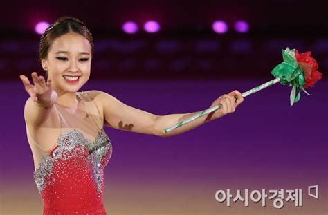 [포토] 꽃을 든 여자 손연재 아시아경제