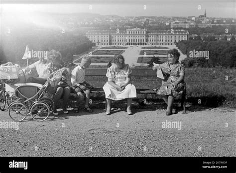Rechts Im Bild Die Frau Des Fotografen Vor Schloss Schönbrunn In Wien