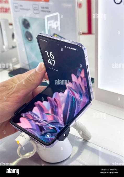 Smartphone With A Screen That Folds In Half Samsung Galaxy Z Flip3 5g