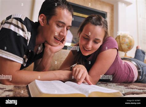 Familia Leyendo La Biblia Fotografías E Imágenes De Alta Resolución Alamy