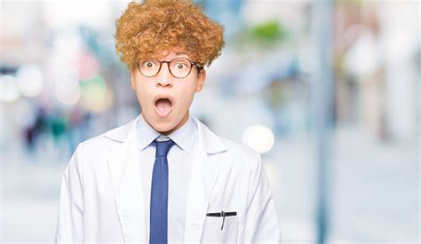 잘생긴 젊은 과학자 남자 두려워 하 고 놀라운 식 공포와 흥분된 얼굴 충격 안경을 착용 감정에 대한 스톡 사진 및 기타 이미지 감정 겁먹은 경외감 Istock