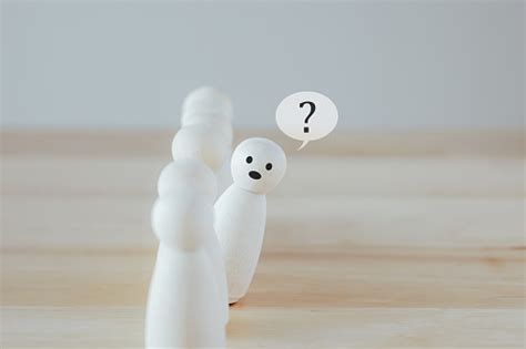 많은 사람들 사이에서 연설 거품에 물음표 기호가있는 인간의 모습 질문 Faq 조언 지원 문제 및 솔루션 개념 설문지에 대한 스톡