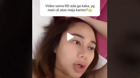 Video Denise Chariesta Beradegan Tak Senonoh Sosok RD di Meja Kantor, Pengakuan Kini Viral di ...