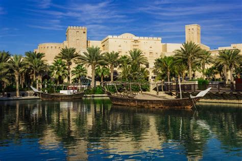 迪拜，阿拉伯联合酋长国 11月15日：souk Madinat Jumeirahmadinat Jumeirah的看法包含29个传统阿拉伯