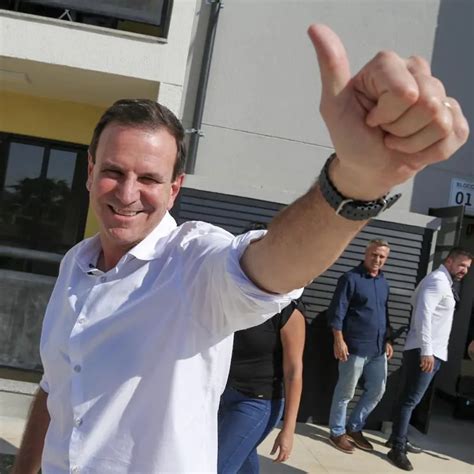 Eduardo Paes é reeleito em primeiro turno para quarto mandato no Rio de