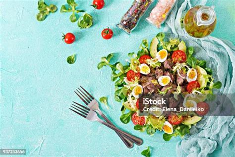 닭 간 아보카도 토마토 메 추 라 기에서 따뜻한 샐러드 계란 건강 한 저녁 식사입니다 식이 메뉴 플랫이 하다 상위 뷰 가금류에