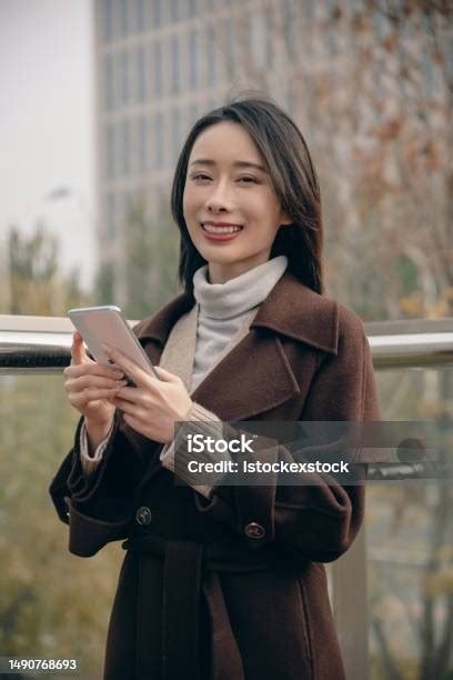 Gadis Pirang Ceria Yang Menarik Dalam Mantel Parit Dengan Kopi Untuk Pergi Dengan Senang Hati