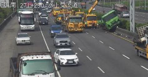 快訊／國1南向271k重大車禍！大貨車衝上分隔島 乘客搶救不治 Enews新聞網