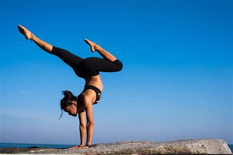 Posturas de yoga para mejorar la digestión después de comer BareFootic