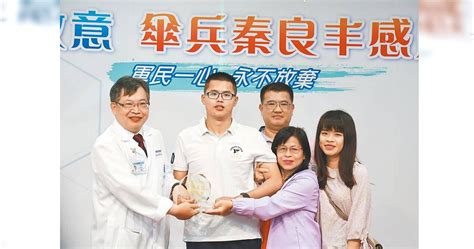 跳傘墜地受傷航特下士秦良丰多年復健大有進步 重返醫院感謝醫護人員 生活 Ctwant