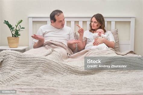 어머니와 아버지 사이의 아이의 친자 확인 남자와 여자와 침실에서 신생아와 3 명에 대한 스톡 사진 및 기타 이미지 3 명