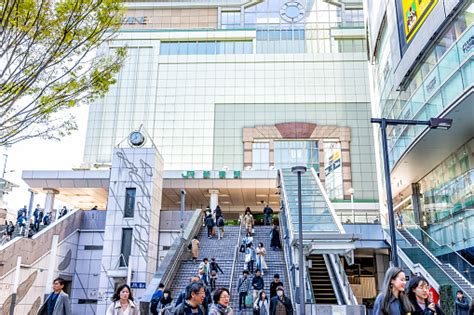 많은 사람들이 걷고 있는 낮에 신주쿠 현대 유리 빌딩 역 건축 백화점에 대한 스톡 사진 및 기타 이미지 백화점 신주쿠