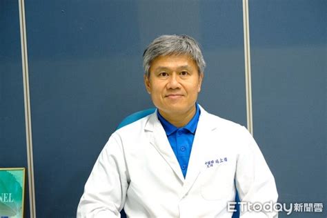 老外飛機上臉歪陷昏迷 台灣中醫師飛奔救人！ Ettoday健康雲 Ettoday新聞雲