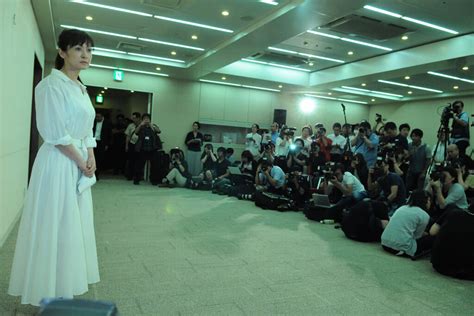 斉藤由貴 元不倫相手と号泣トラブル報道語っていた不貞許した夫との“埋めがたい溝”（3ページ目） 女性自身