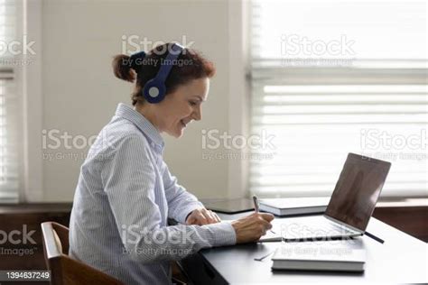 노트북에서 학습 웨비나를보고있는 헤드폰의 행복한 노인 학생 50 54세에 대한 스톡 사진 및 기타 이미지 50 54세 50