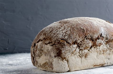 회색 벽에 대 한 밀가루에 맛 있는 바삭한 호 밀 빵의 근접 촬영 갈색에 대한 스톡 사진 및 기타 이미지 갈색 건강한