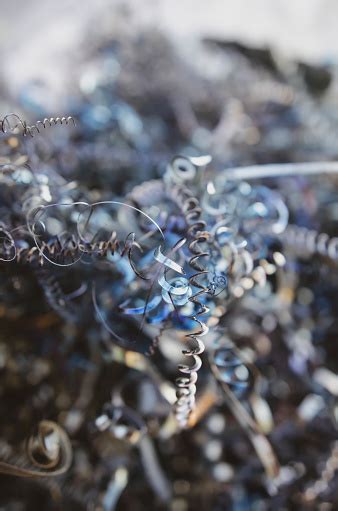 금속 오프컷 녹슨 스와프 파편 금속 작업의 선회 과정에서 폐기물 조각 전자폐기물에 대한 스톡 사진 및 기타 이미지 전자폐기물 0명 갈색 Istock