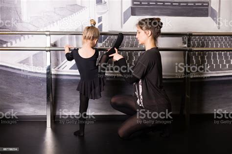 스튜디오에서 작은 발레 댄서 Theatrical Performance에 대한 스톡 사진 및 기타 이미지 Theatrical