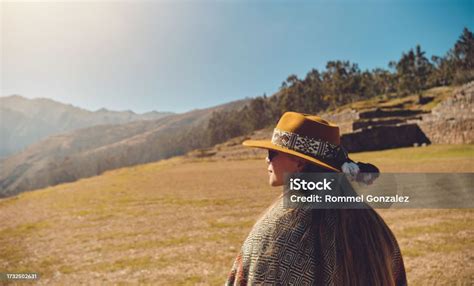 산 꼭대기를 걷고 있는 모자를 쓴 세련된 힙스터 소녀 햇볕이 잘 드는 산을 탐험하는 배낭을 메고 있는 행복한 젊은 여성 여행과 방랑벽 개념 35 39세에 대한 스톡 사진 및