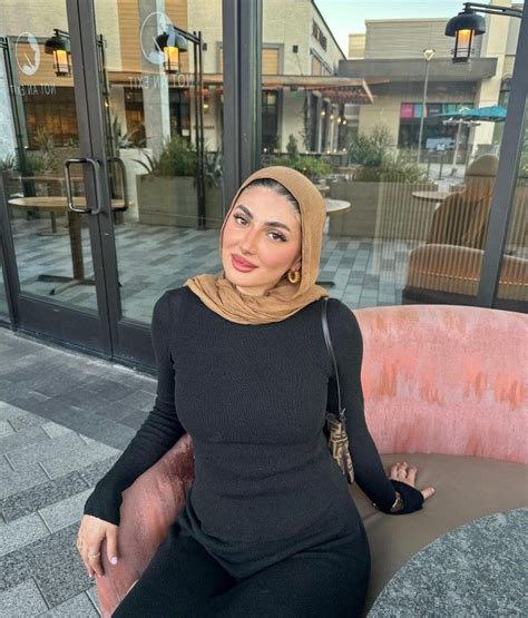 Feeling Pretty In My Hijab In Modesty Fashion Beautiful Muslim Women Muslim Fashion