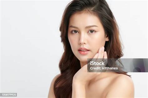 白い背景にきれいな新鮮な肌を持つ美しい若いアジアの女性 顔のケア 顔の治療 美容 美容とスパ アジアの女性の肖像画 1人のストックフォトや