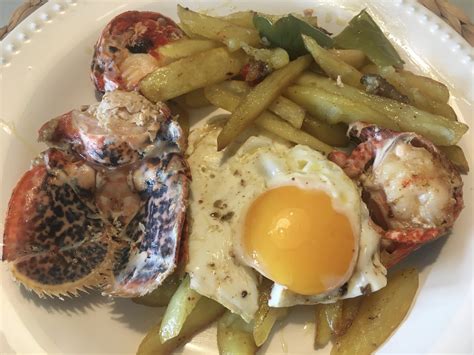 El Pretil Del Muelle Bogavante Con Huevos Y Patatas Fritas