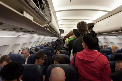 Cuánto gana una Azafata de Vuelo en EEUU Info 2025