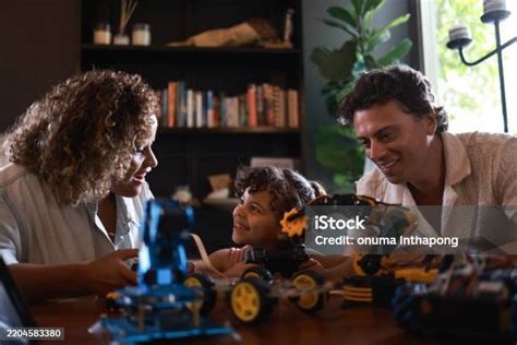 기술 및 혁신 학습 부모는 로봇 학습 키트에서 딸과 함께 영감을 얻습니다 상상력을 키우는 활동 교육을 위한 혁신과 기술 홈스쿨링 Diy에 대한 스톡 사진 및 기타 이미지