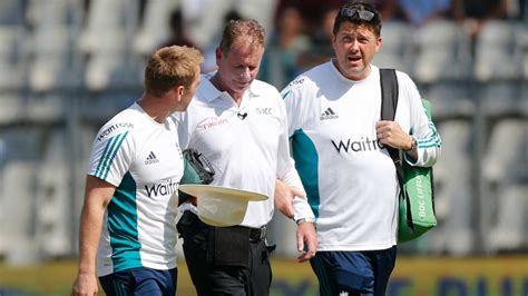 Australian Umpire Paul Reiffel Cops Head Knock During India England