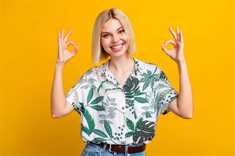 Retrato Fotográfico De Una Jovencita Bonita Que Muestra El Símbolo De Doble Llave Usando Hojas