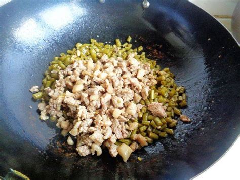 酸豆角炒肉末，香菇炒上海青，搭配米饭真是不错膳食养生频道东方养生