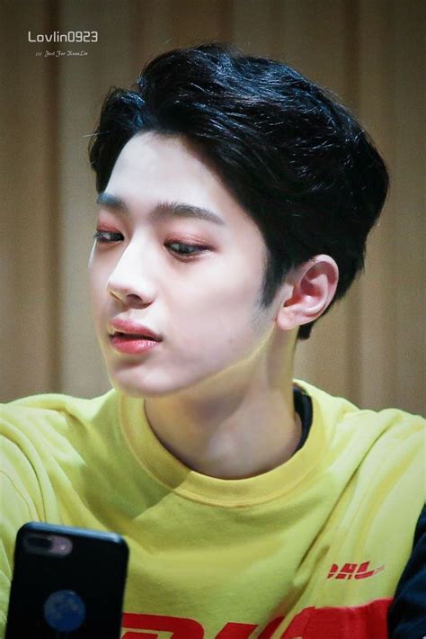 Pin by 안나 on Lai Guanlin 라이관린 Korean singer Lai kuan lin Singer
