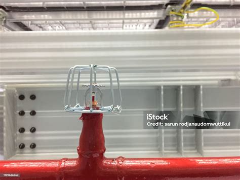 제기 된 바닥 아래 빨간 파이프화재 스프링클러 시스템 빨간 수도관 시스템에 덮개가있는 제기 바닥 스프링클러 아래 자동 0명에 대한 스톡 사진 및 기타 이미지 Istock
