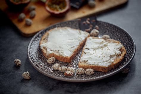 곡물 빵 크림 치즈 아보카도가 포함 된 식이 샌드위치와 함께 출시 과일에 대한 스톡 사진 및 기타 이미지 과일 깨 러시아